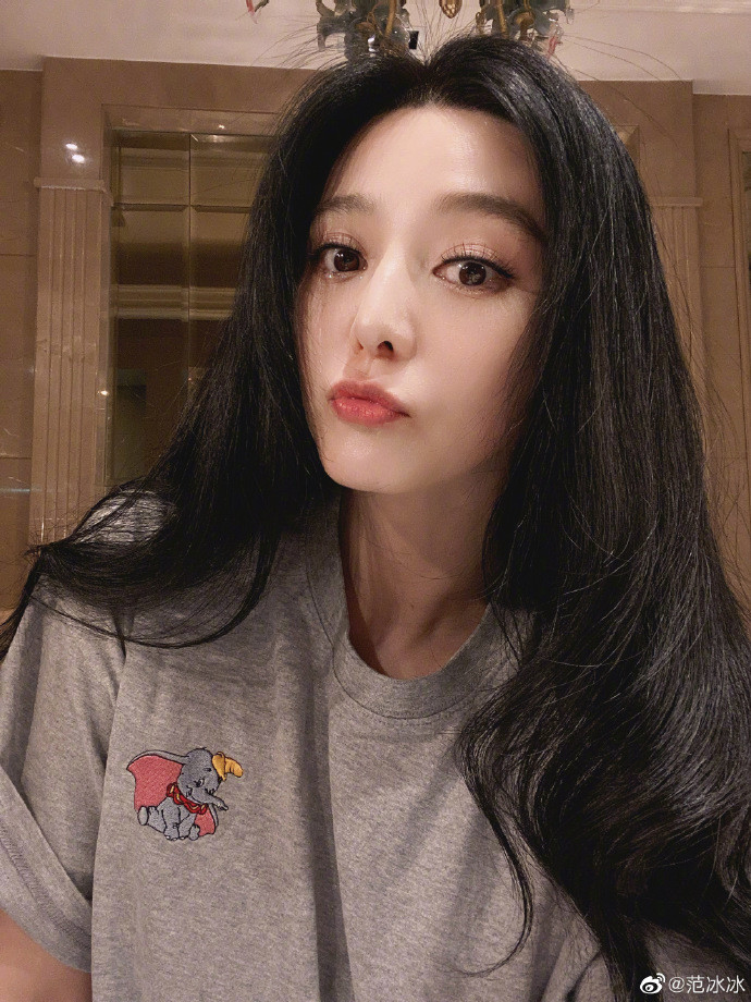 范冰冰晒自拍照美艳依旧 五官精致满脸胶原蛋白——上海热线娱乐频道