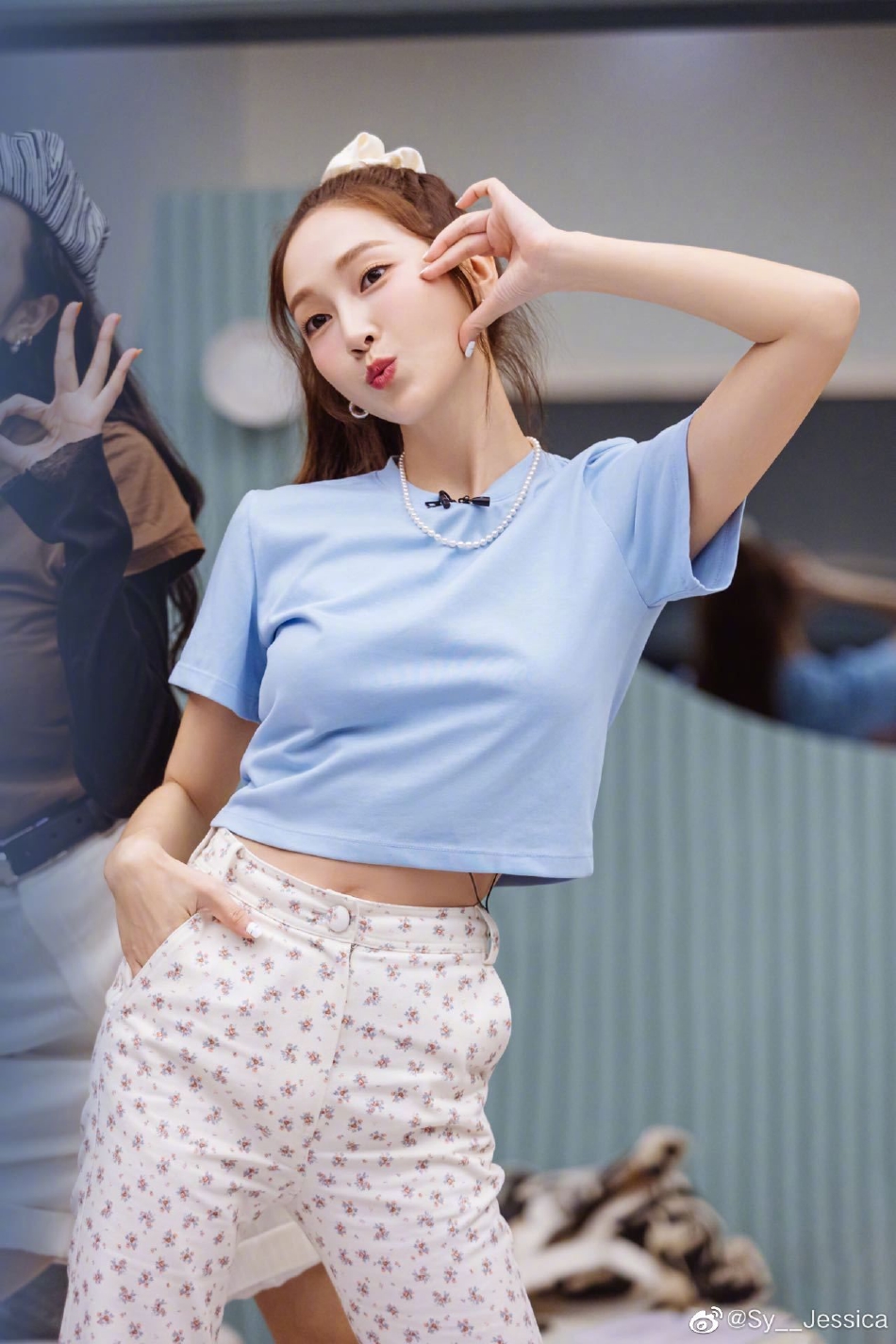 郑秀妍穿粉色背带裤青春活力 扎麻花辫俏皮可爱——上海热线娱乐频道