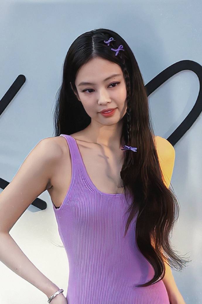 JENNIE活动近照释出 身穿针织吊带裙秀曼妙身材——上海热线娱乐频道