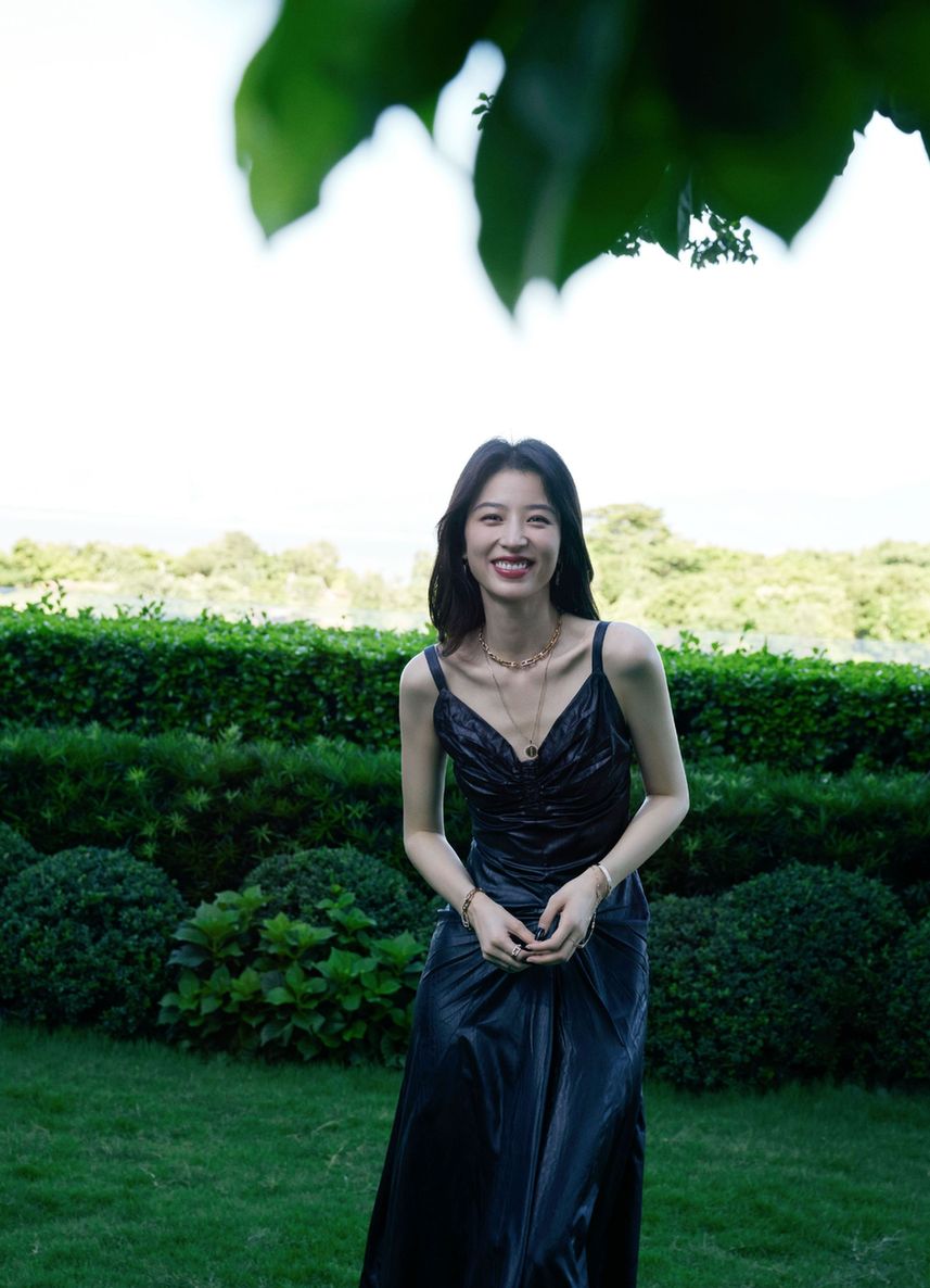 周雨彤穿褶皱黑裙时尚感满满 笑容明媚又动人——上海热线娱乐频道