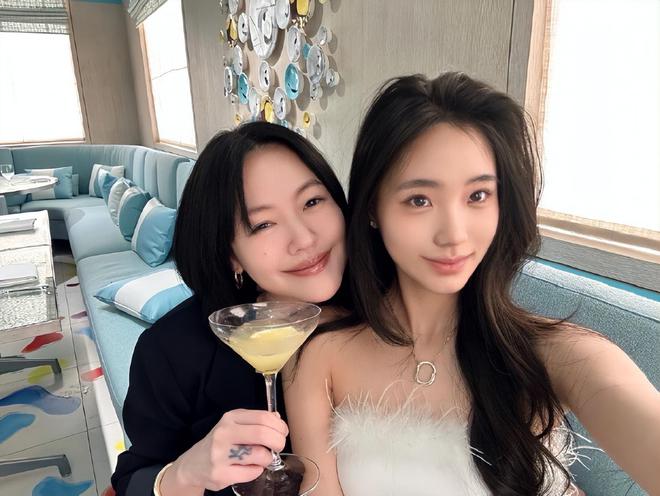 小S大女儿Elly上杂志 Elly五官立体很会摆POSS——上海热线娱乐频道