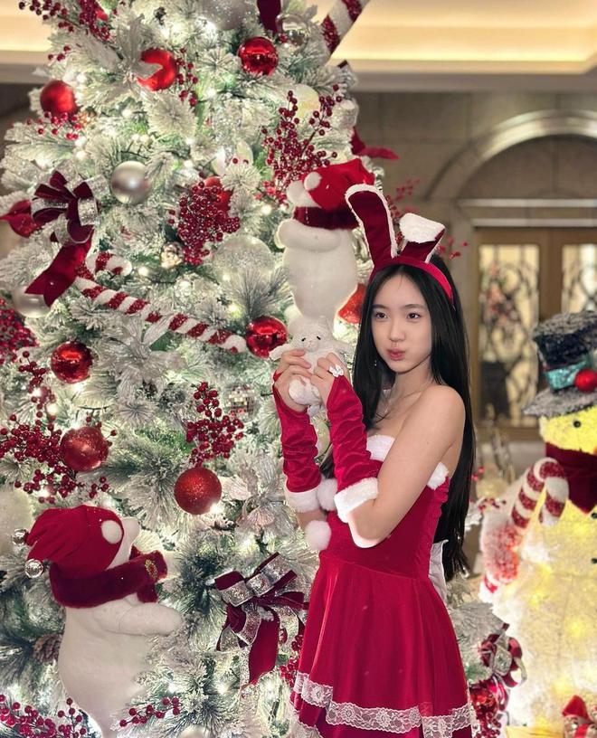 小S大女儿Elly上杂志 Elly五官立体很会摆POSS——上海热线娱乐频道